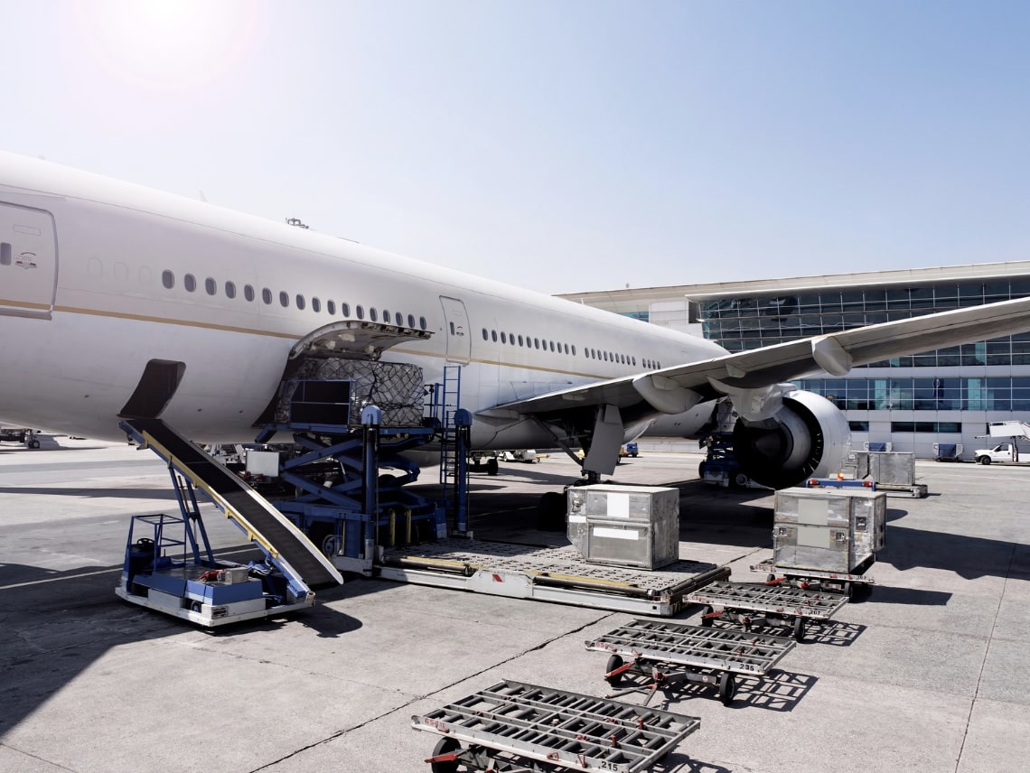 Watching Planes at the Manchester Runway: A Guide [2025 ]